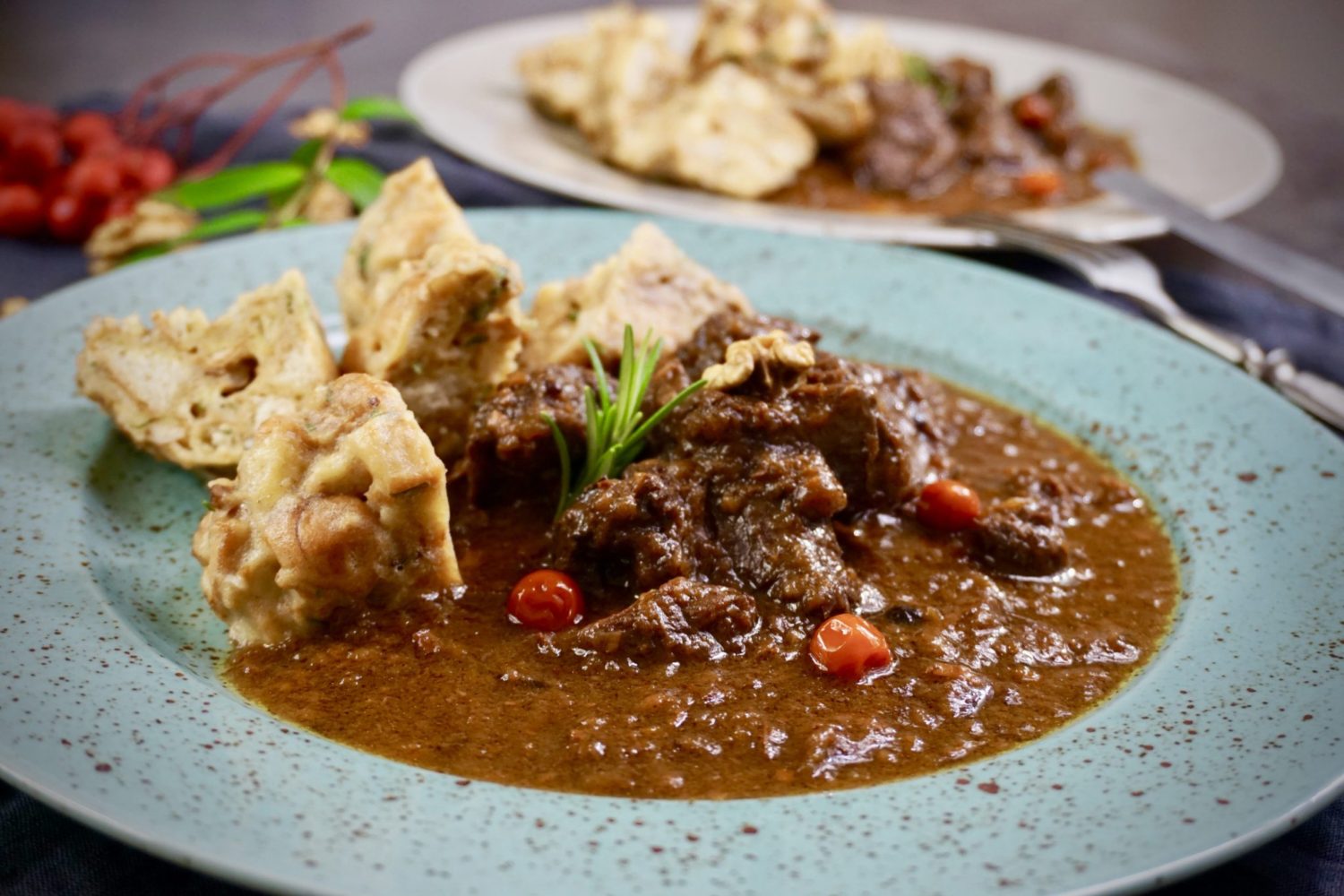 Jelení ragú s ořechovými knedlíky – Snědeno.cz